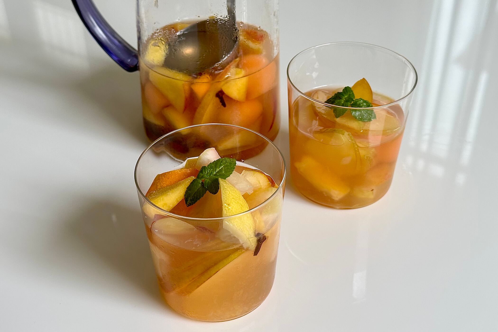 Sangria bianca, la ricetta facile per le tue serate in compagnia
