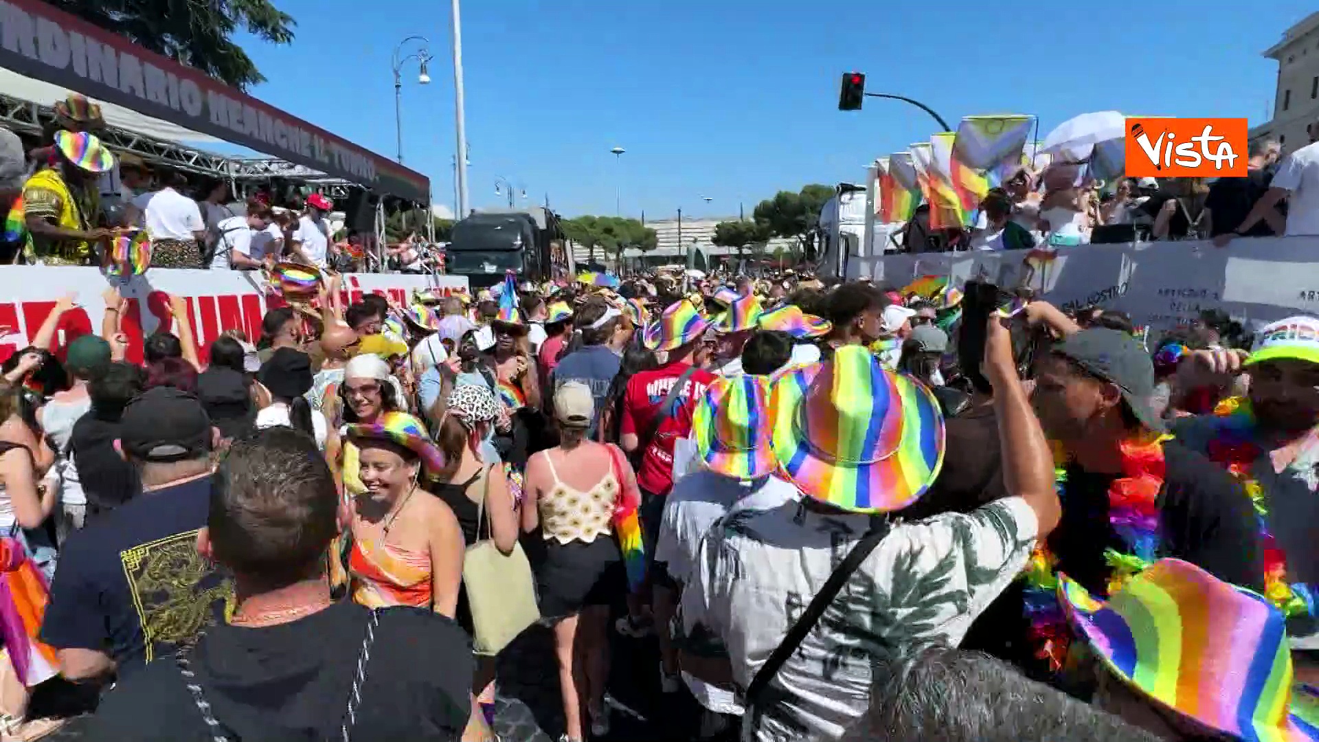 'Maschera da cane con bandiera con l'immagine di un osso al Pride a Roma'