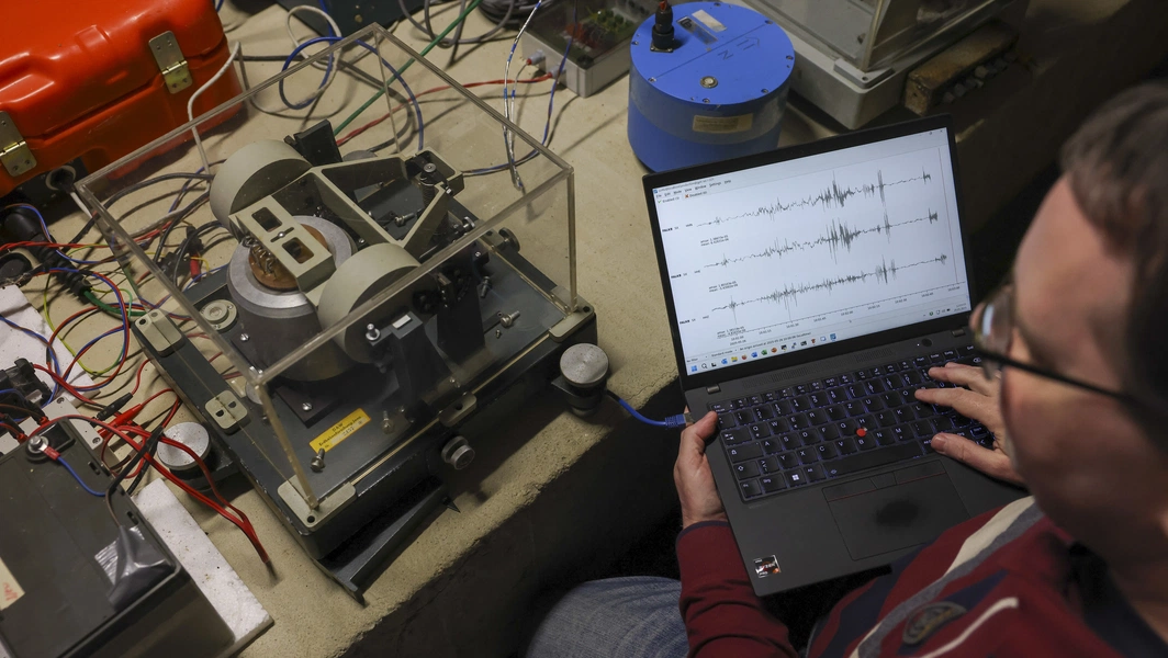 AI reveals deep Antarctic earthquakes
