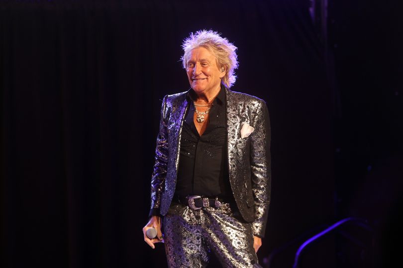 Rod Stewart tells worried fans 'I'm absolutely fine' after using oxygen ...