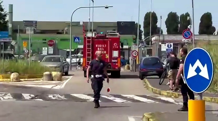 Incendio alla ricicleria Amsa di Baggio, l'arrivo dei vigili del fuoco