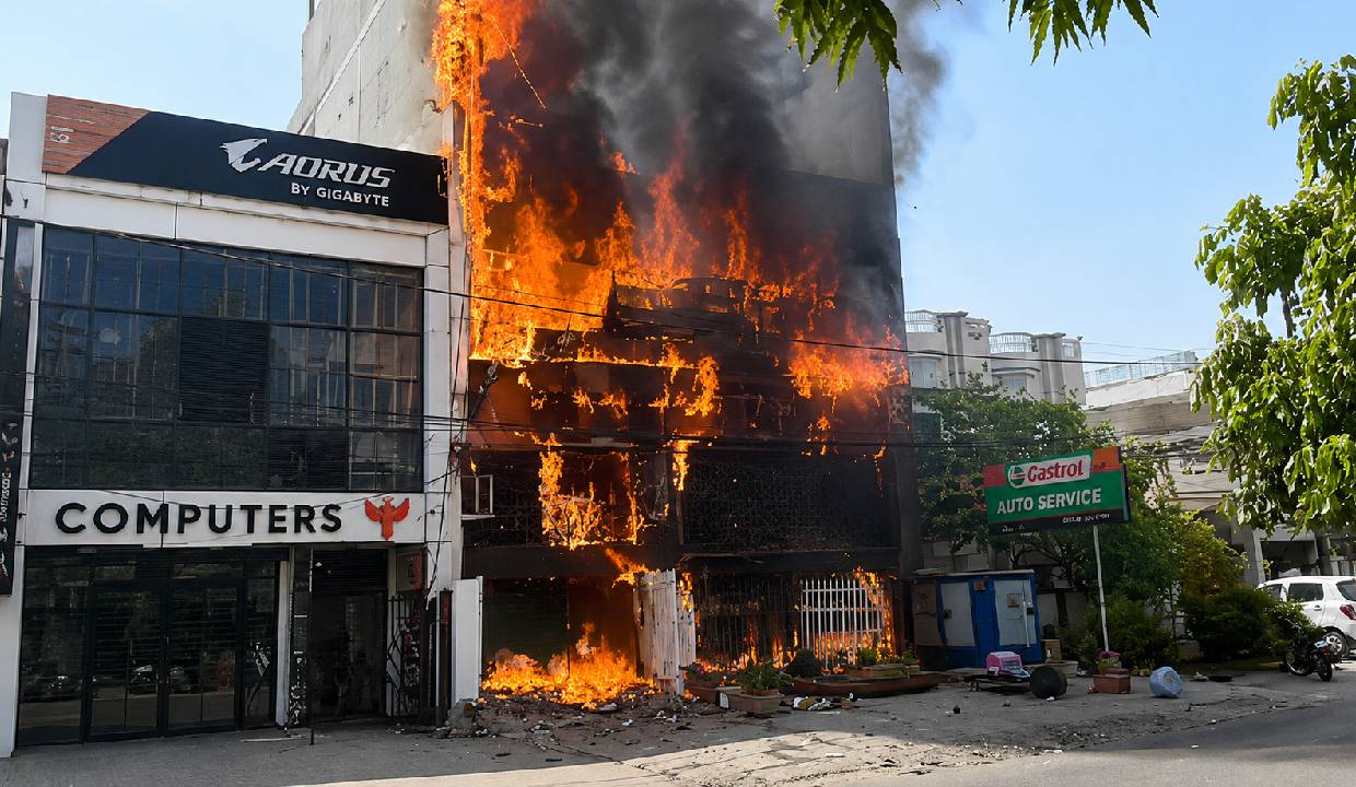 Fire breaks out at 3-storey commercial building in Lucknow's Aliganj ...