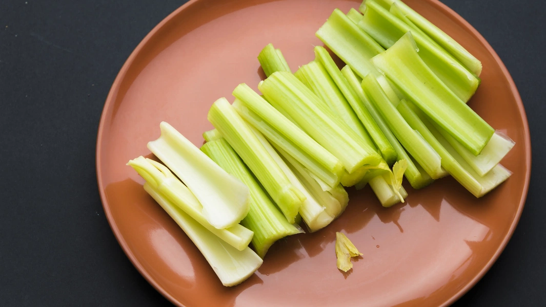 Storing and reviving celery for lasting freshness