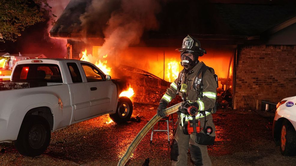 Gulf Breeze house fire displaces residents, dog dies