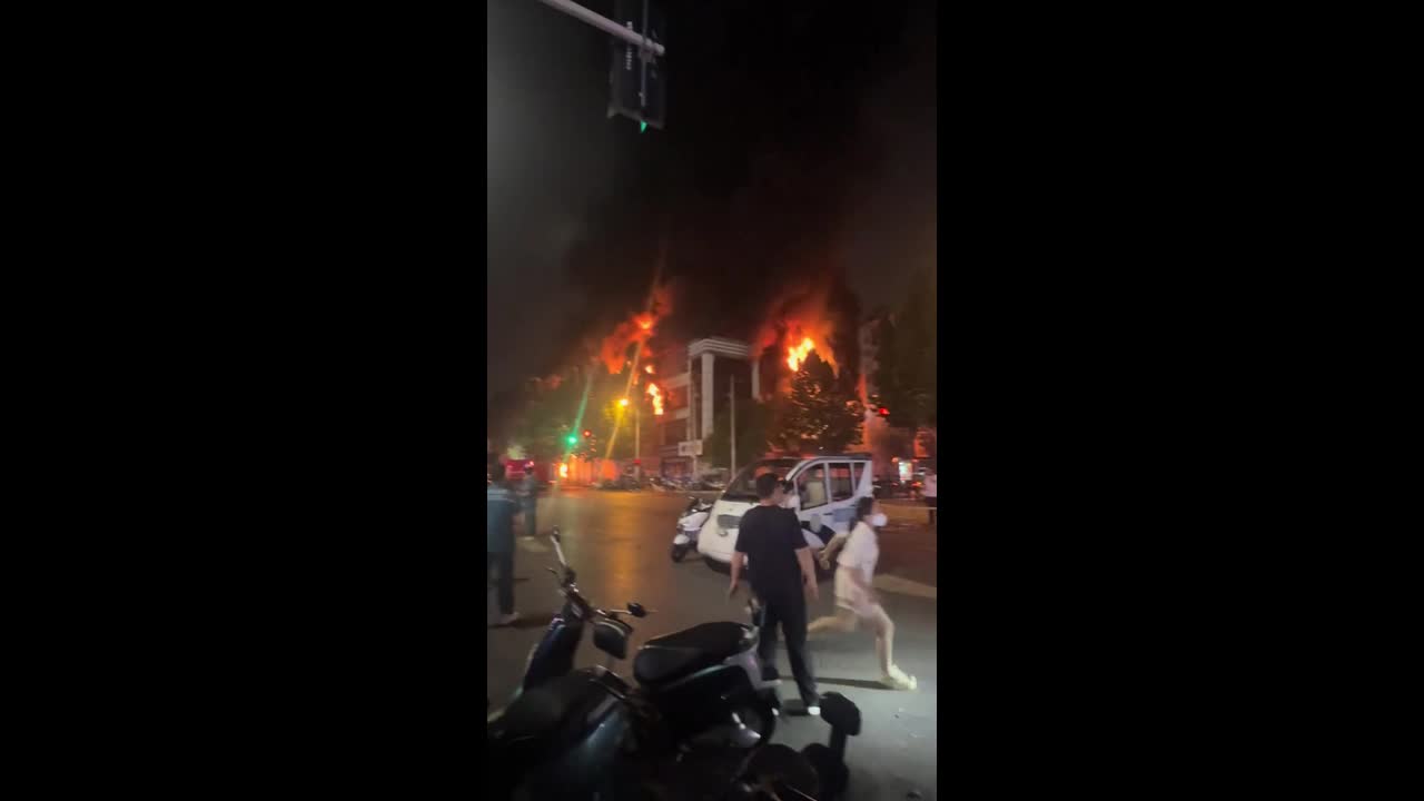 Massive fire tears through Hongda International Auto Plaza in Zhengzhou ...