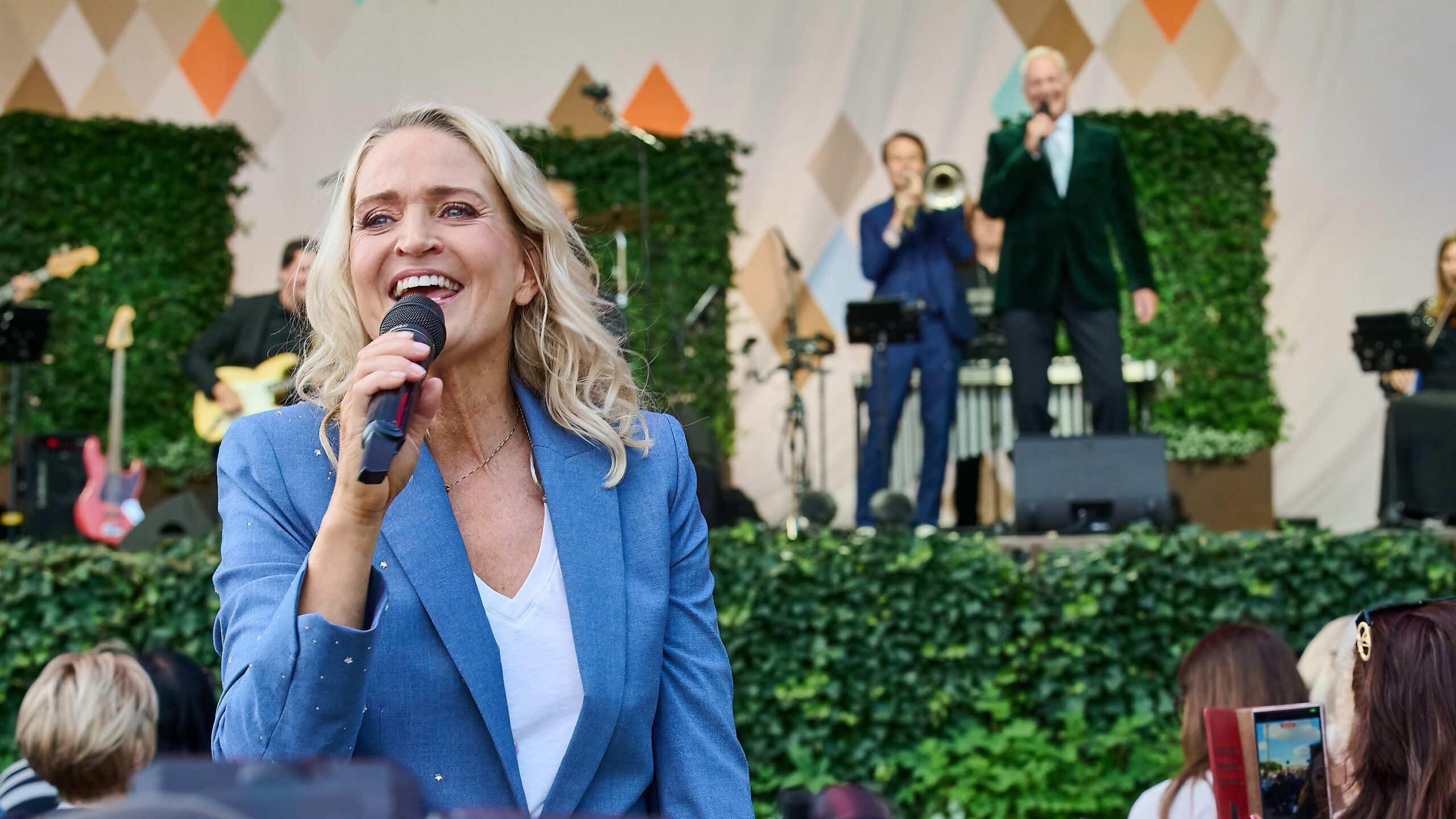 Inviterer til stjernespækket aften: Særlig trio skyder elsket tradition ...