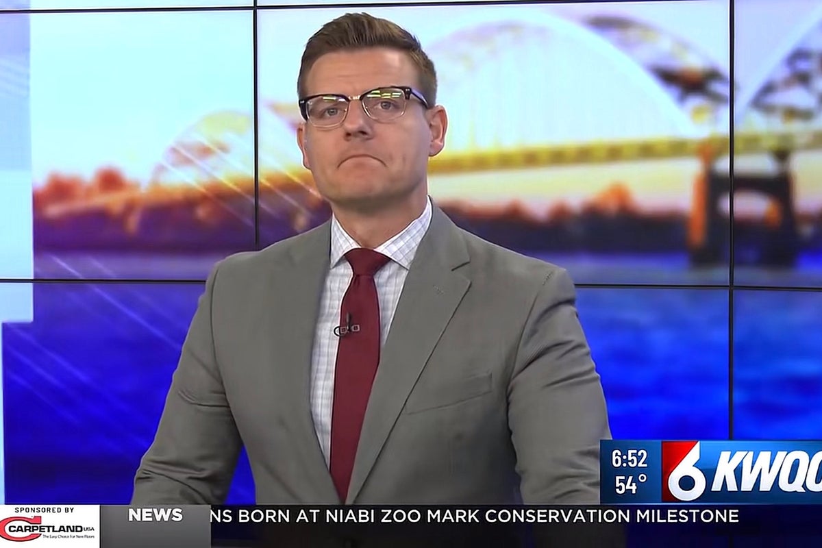 Iowa news anchor quits on air over 'sanitized news'