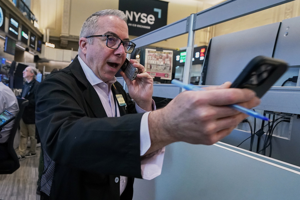 US stocks drift near their records in mixed trading after oil prices fall