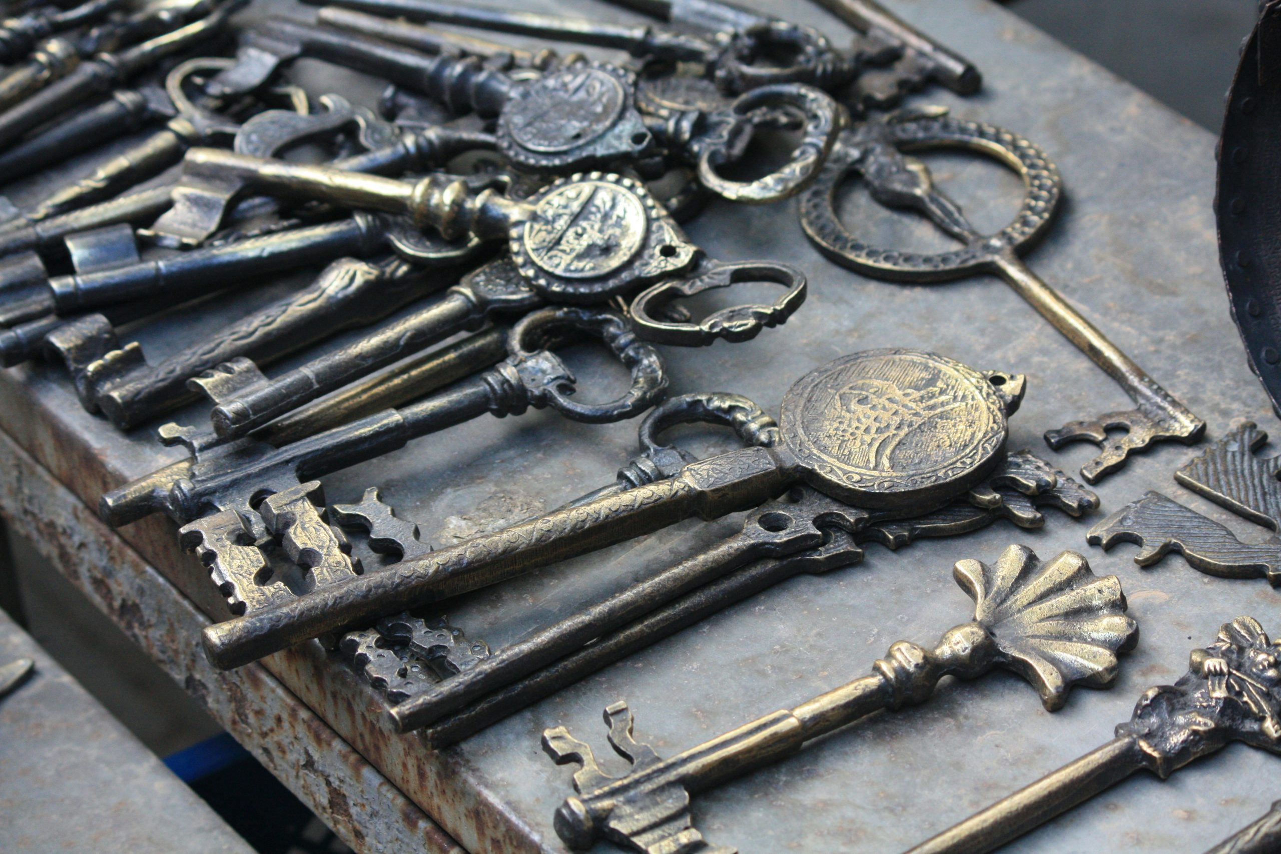 25 skeleton keys and old locks with collector appeal