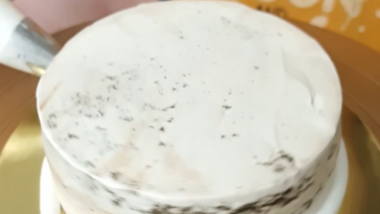 Cake artist makes a simple yet heavenly-looking chocolate almond ...