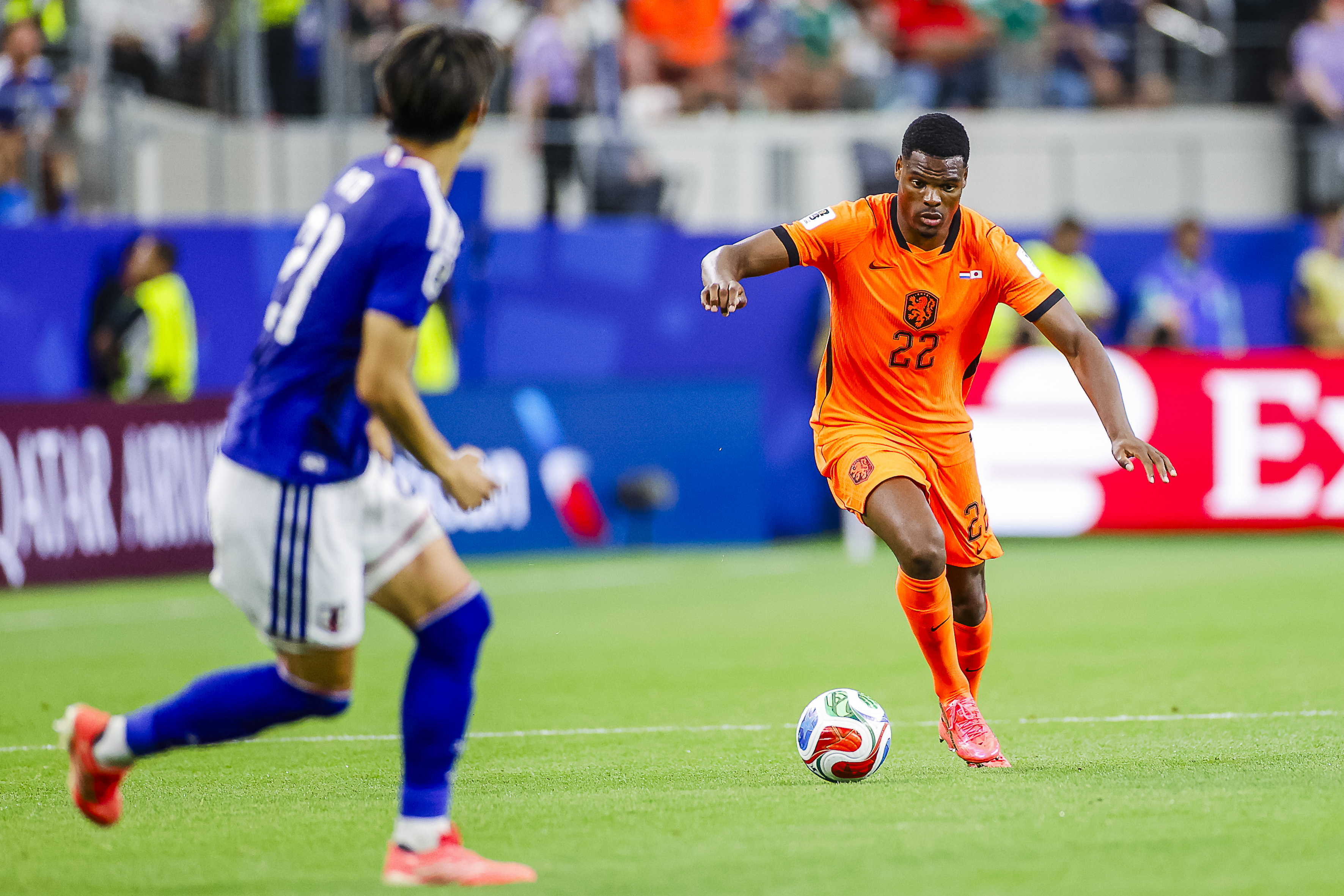 Een vrolijk intermezzo met Denzel Dumfries