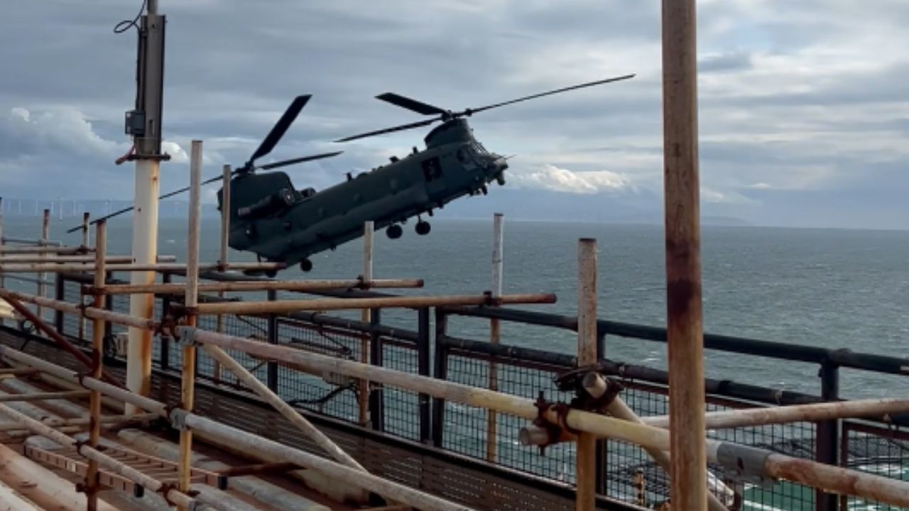 Heavy-lift military helicopter amazes spectators with its low flying ...