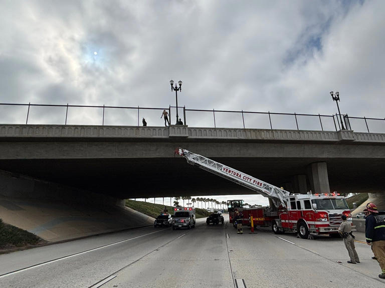 Man rescued after threatening to jump from 101 overpass in Oxnard