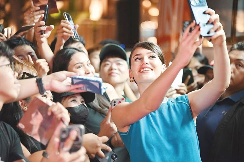 Die on This Hill hitmaker Sienna Spiro falls for Pinoy food, fans ...