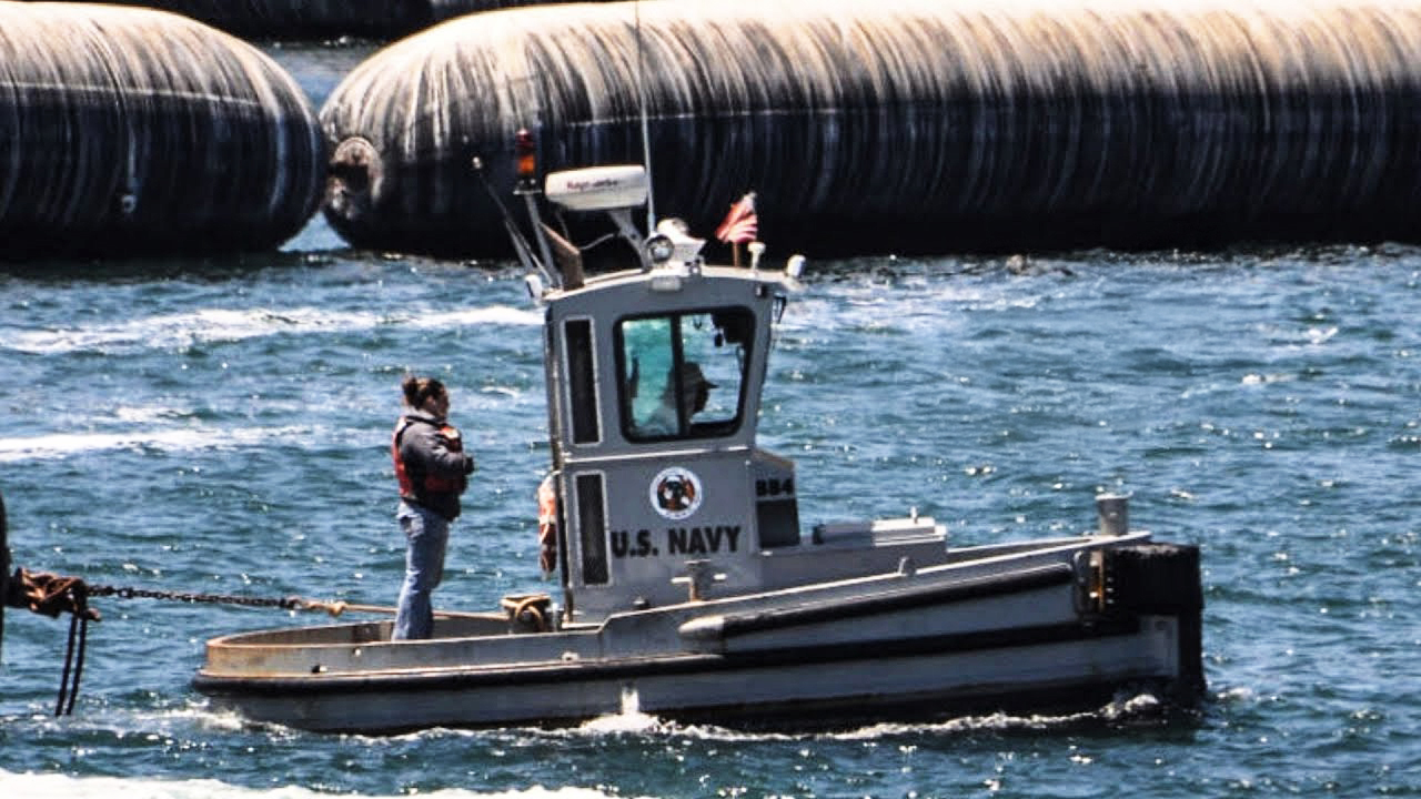 The tiny 19-foot Navy tug that keeps America’s biggest warships safe