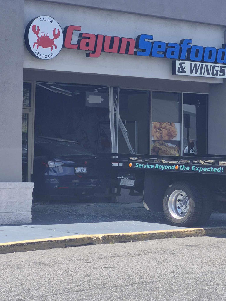 Vehicle crashes into Virginia Beach seafood restaurant