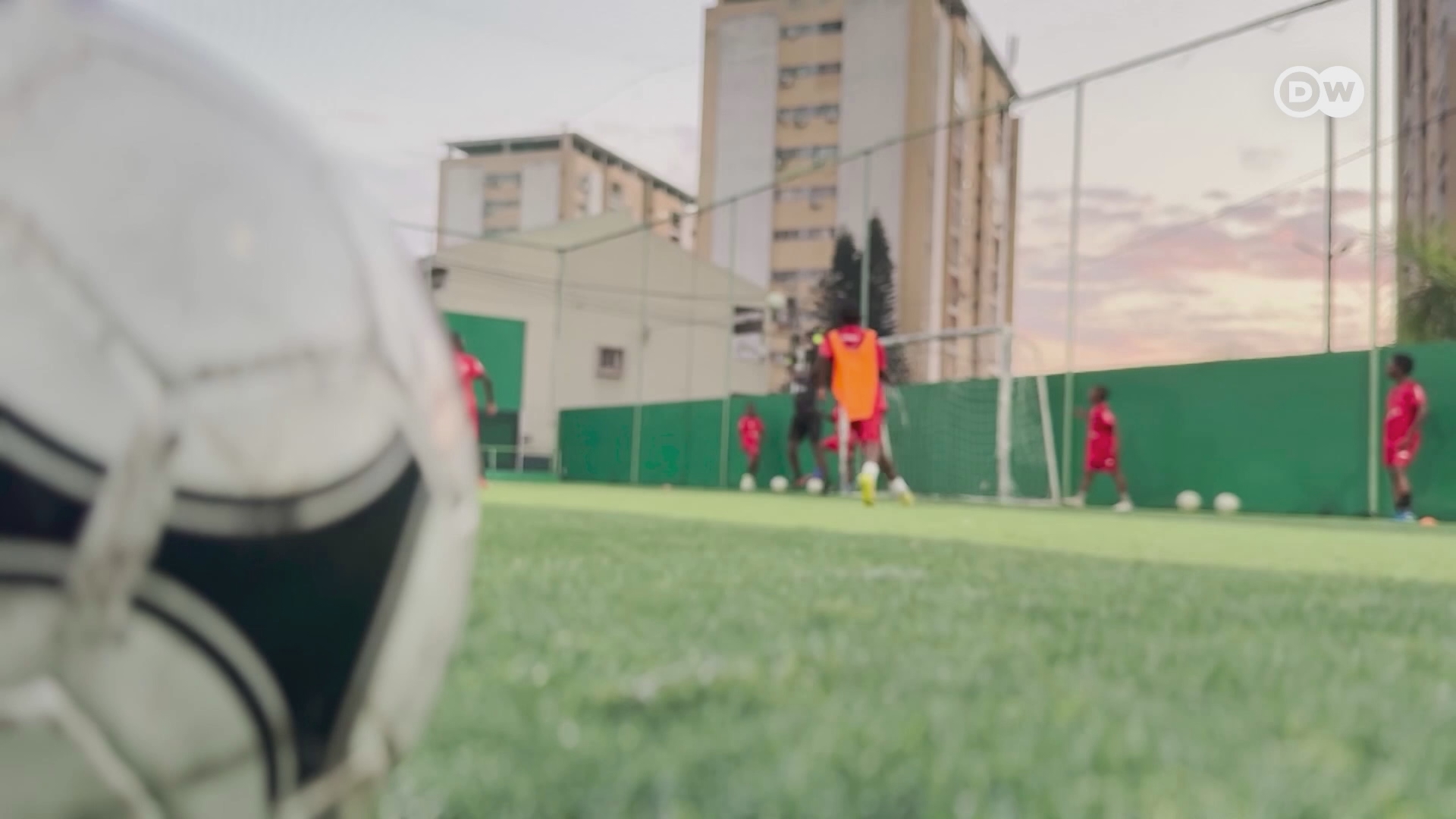 Todas no jogo: impactar meninas através do futebol