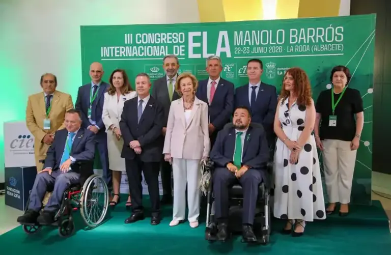 Blazer rosa empolvado y pantalón blanco: la fórmula discreta de Doña ...