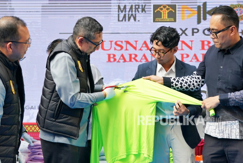 Ratusan barang palsu merek Lacoste senilai Rp 1 miliar dimusnahkan