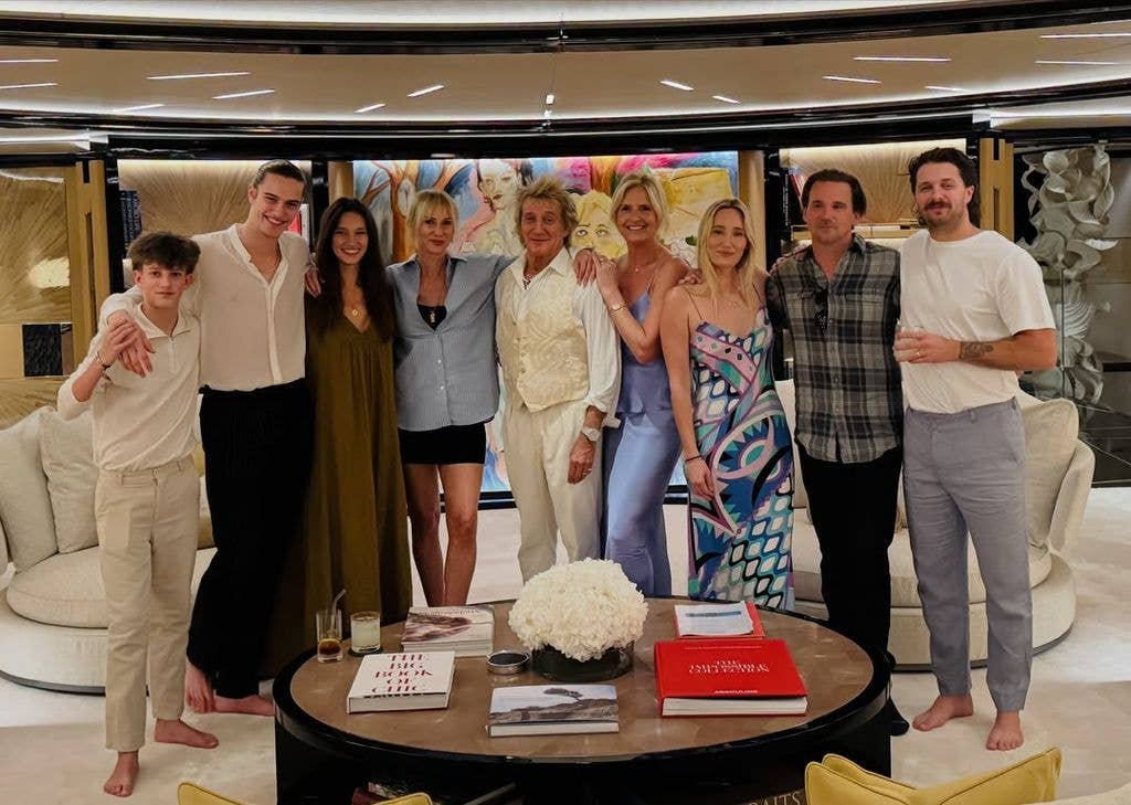 Rod Stewart, 81, poses for multigenerational family photo after ...