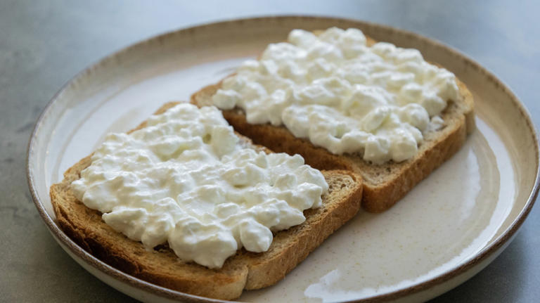 Top cottage cheese on toast with these 3 simple ingredients for a ...