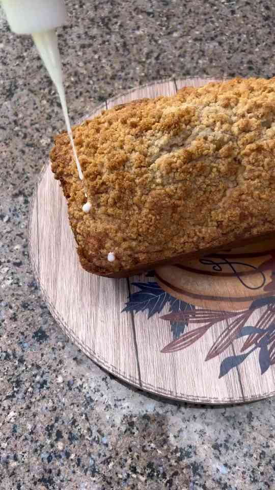 A cozy apple cake with a buttery crumb topping
