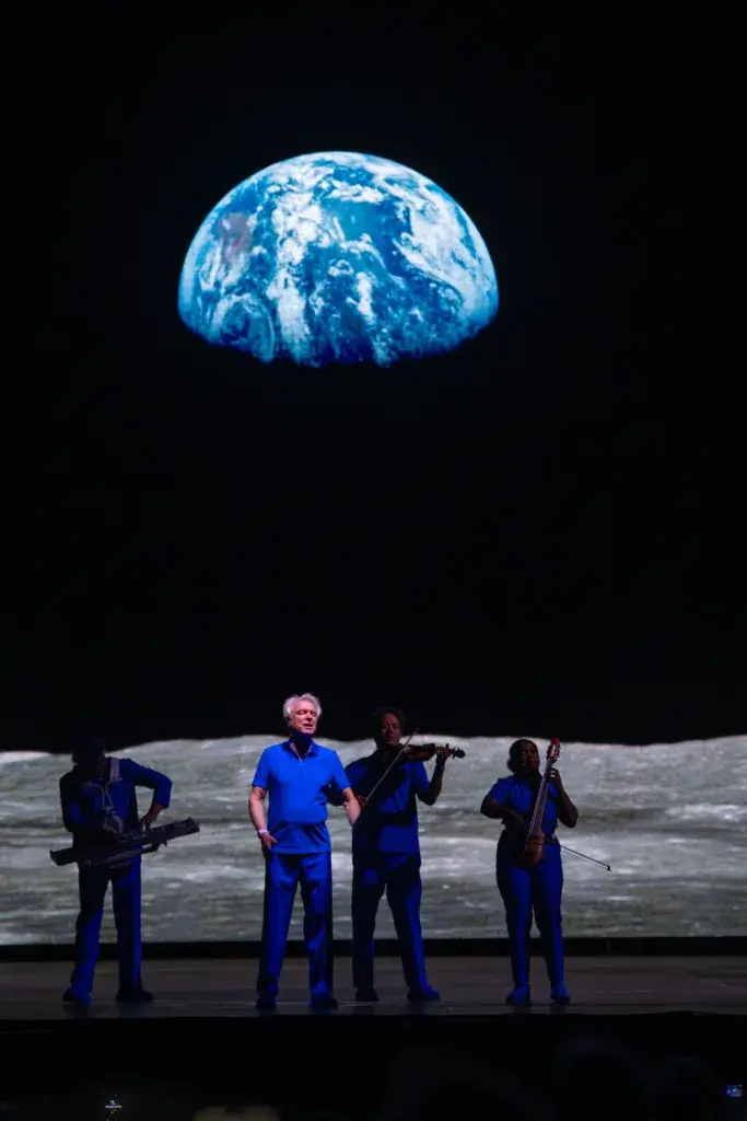 David Byrne στο ΚΠΙΣΝ: Το Ξέφωτο χόρεψε με Talking Heads, synth-pop και ...