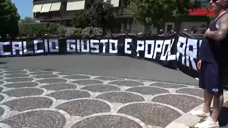 Figc, davanti a hotel protesta ultras 'per calcio giusto e popolare'