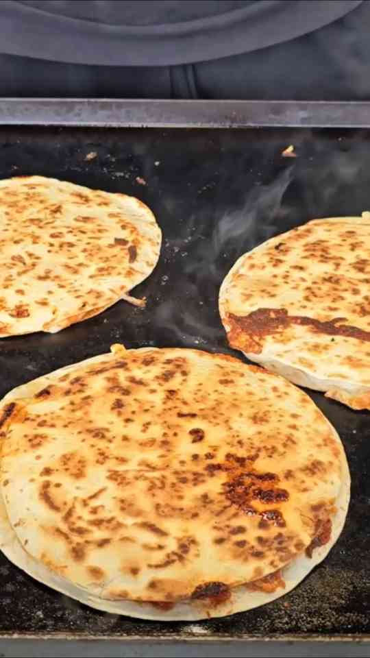 The griddle method behind a better pizza quesadilla
