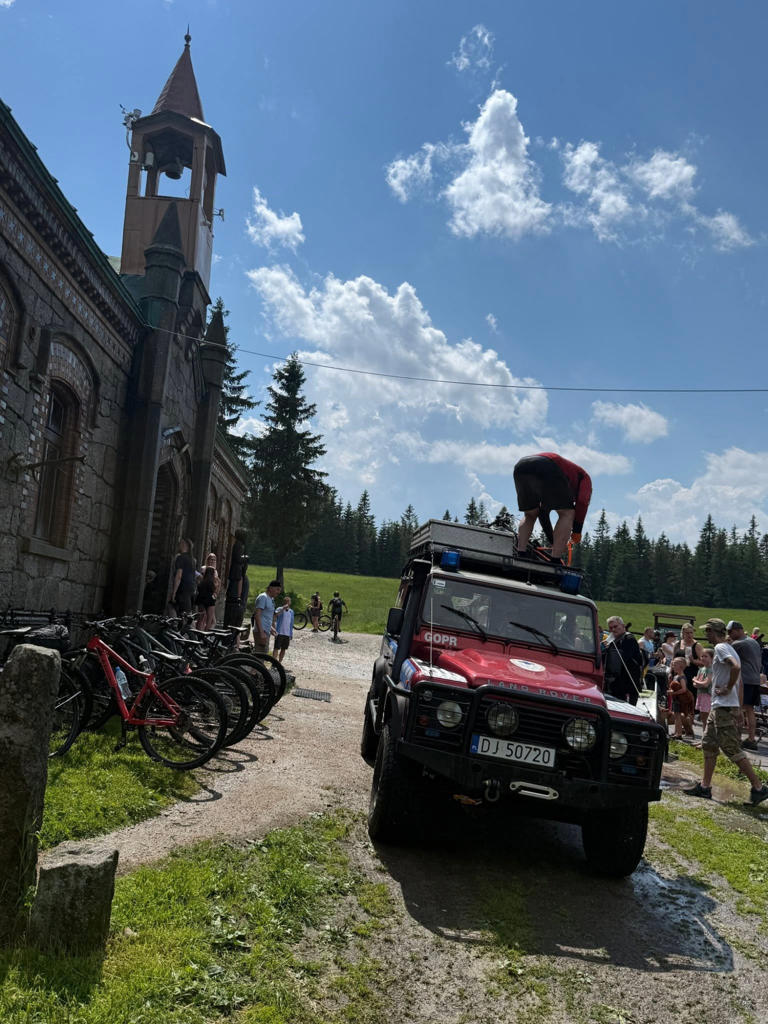 Cyklistku na polské straně Jizerek zasáhl blesk. Došlo k zástavě, ženu ...