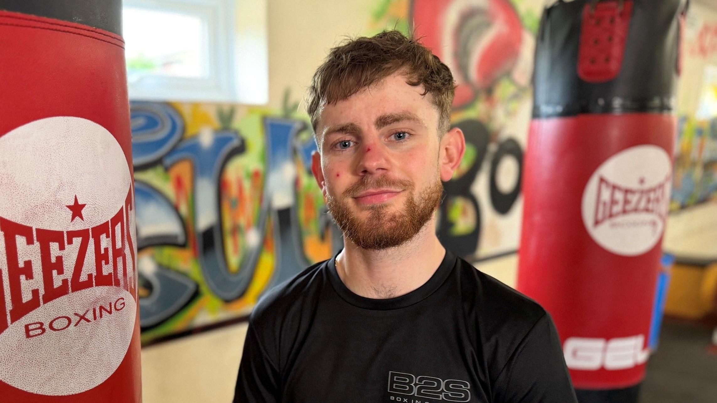 Transplant boxer 'world's first' to gain pro license