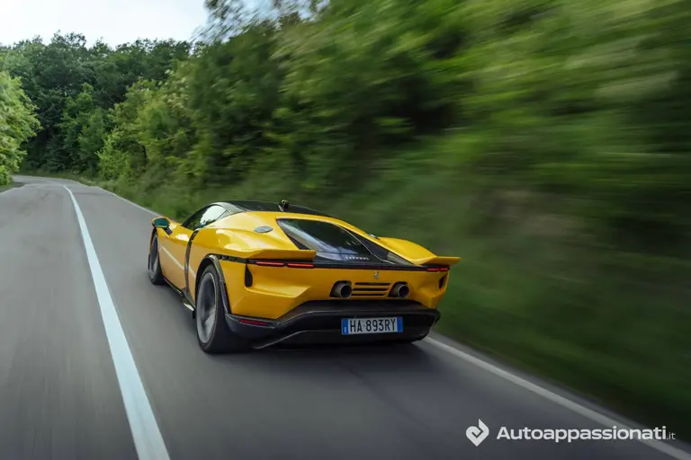 Ho guidato la Ferrari 849 Testarossa, oltre la fisica, dritto all'anima ...