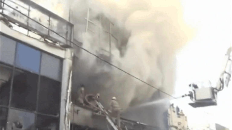 ‘Death trap’ in Lucknow: Youngsters trapped, desperate jumps from first ...