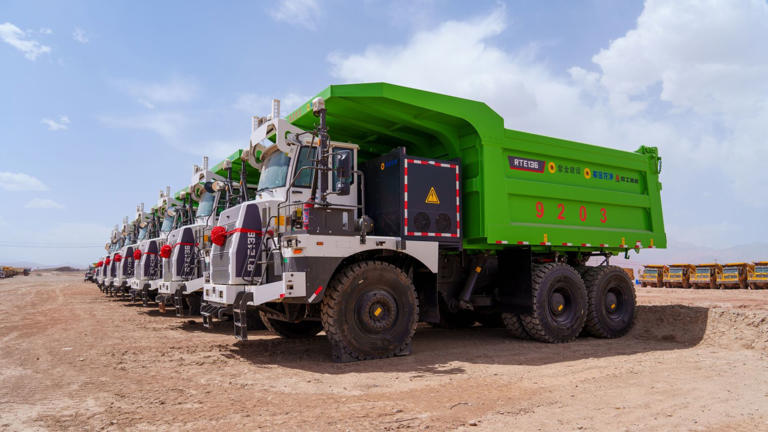 Chinese mine deploys 140-ton EV trucks with giant swappable 770 kWh ...