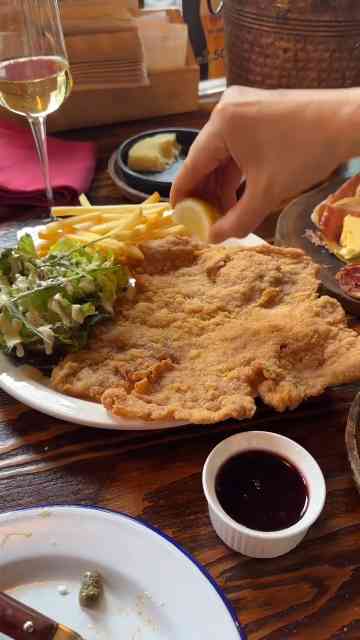 코르크 차지 없이 와인을 즐기며 유럽식 요리를 맛보세요.
