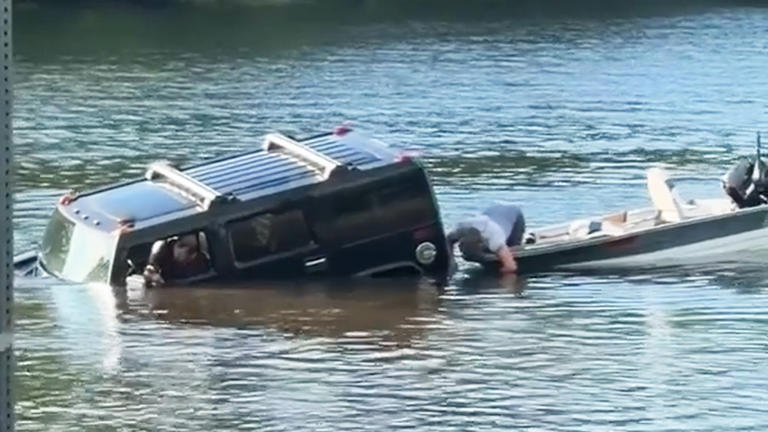 Boat launch goes wrong, pulls Hummer H3 underwater in seconds