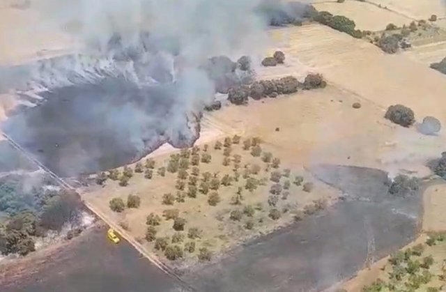 Declarado un incendio forestal en Ayerbe (Huesca), donde se desplazan ...