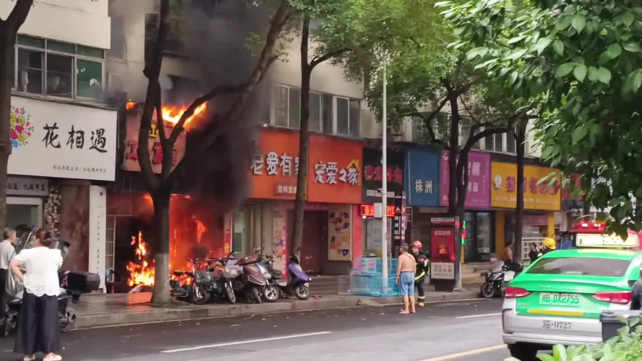 Battery store explosion sparks fire in Zhuzhou, Hunan, China