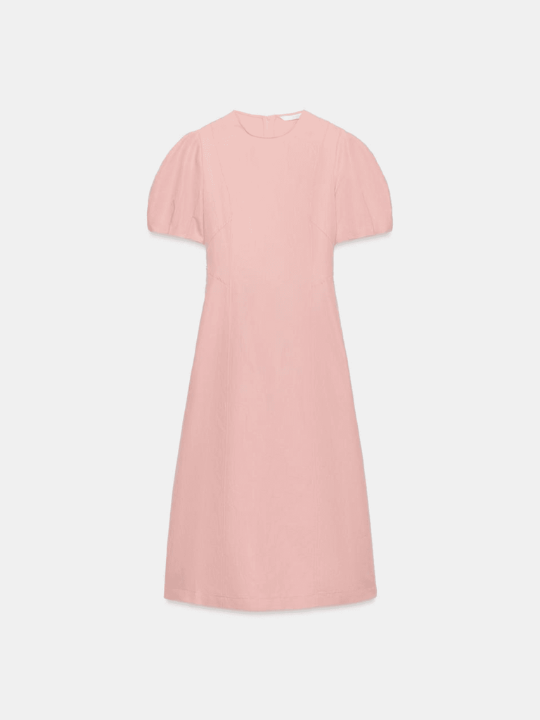 Hablemos del último vestido rosa de Zara que admite Converse, sandalias ...