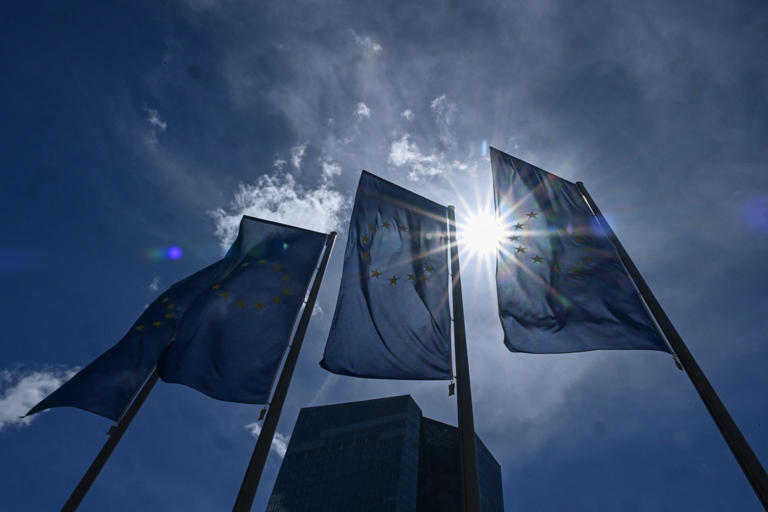 Eurozone consumer confidence picks up slightly