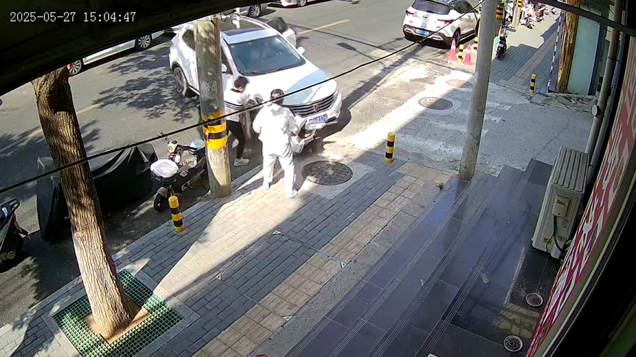 Car rips off bumper while reversing into bollards in Beijing, China