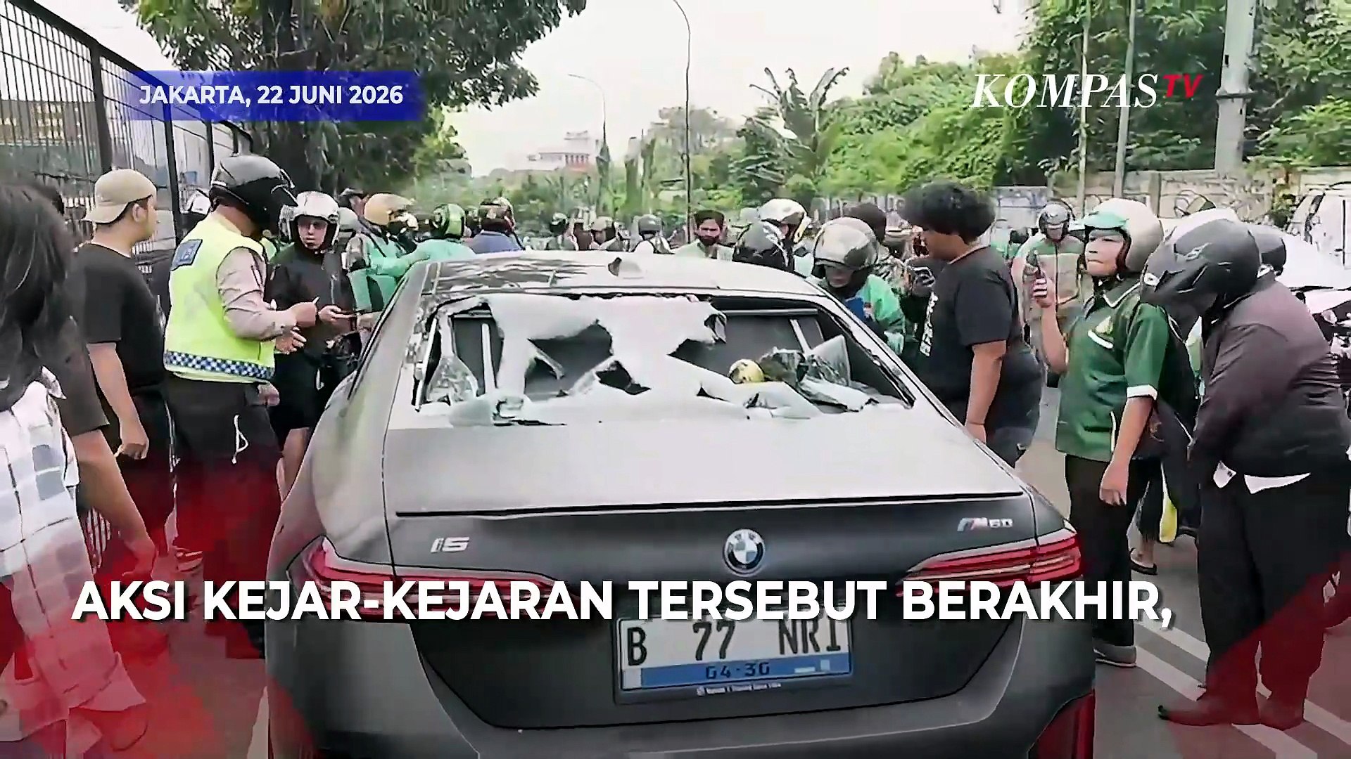Sopir klaim jadi korban, warga sebut pengemudi mobil mewah tabrak ojol ...