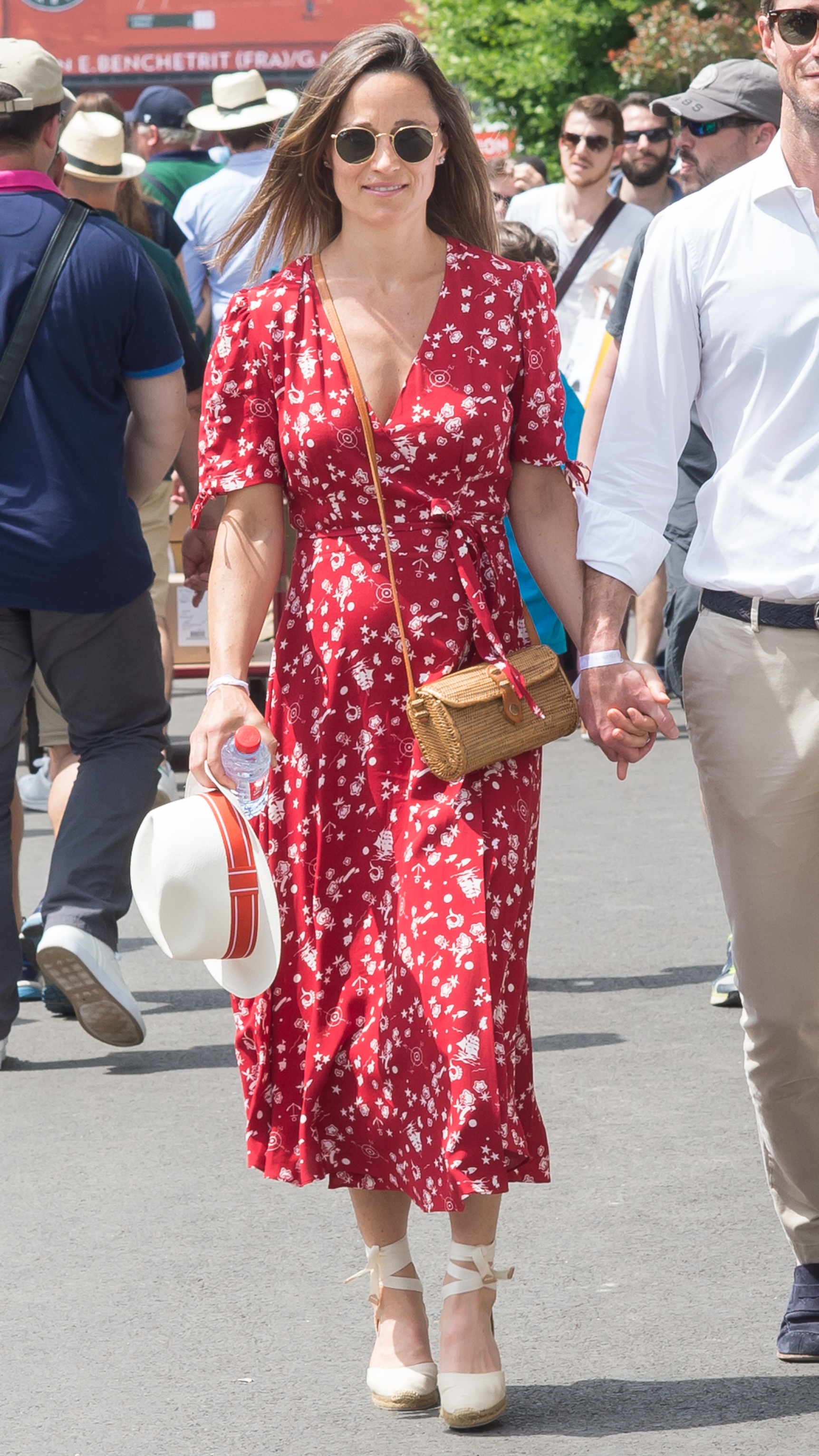 Pippa Middleton proved pomegranate red and comfy wedges are the perfect ...