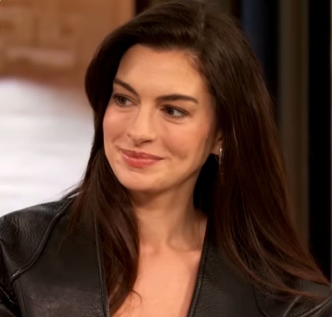Anne Hathaway exibe barriguinha de grávida durante momento de folga em ...
