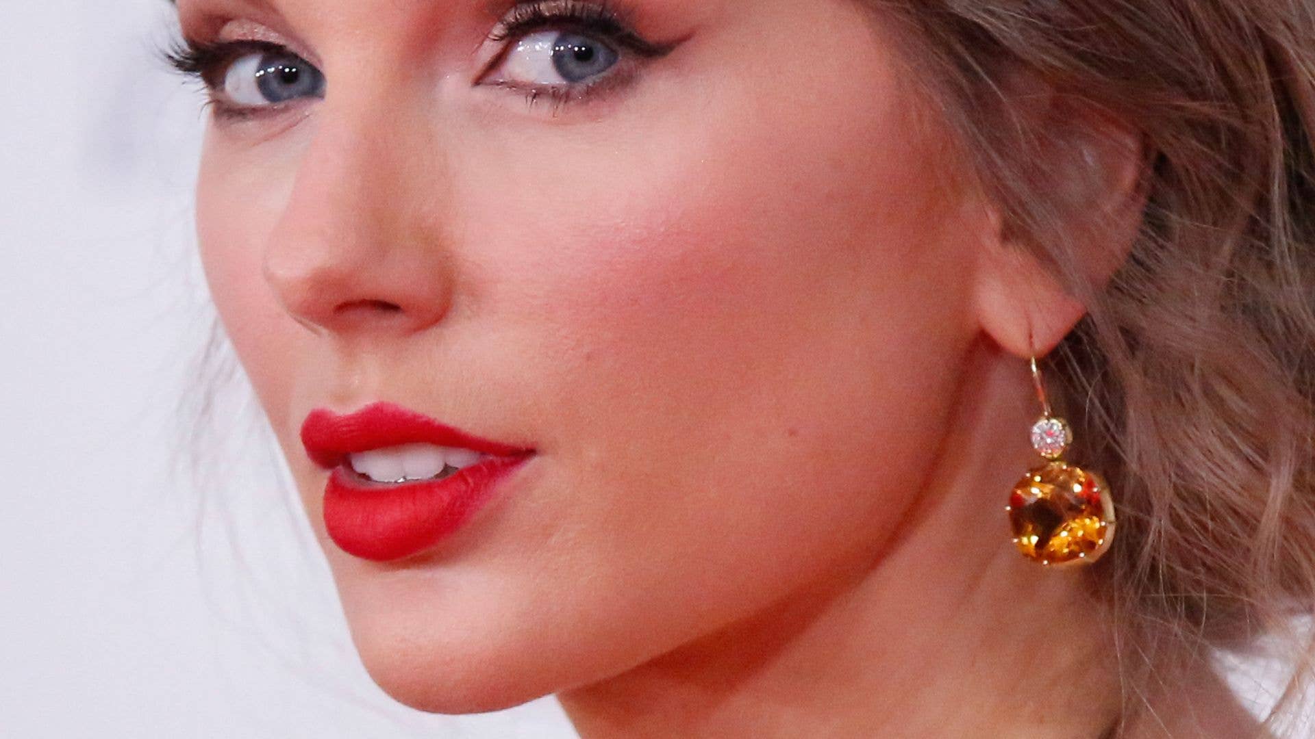 Fans are convinced Taylor Swift won't wear her bangs on her wedding day ...