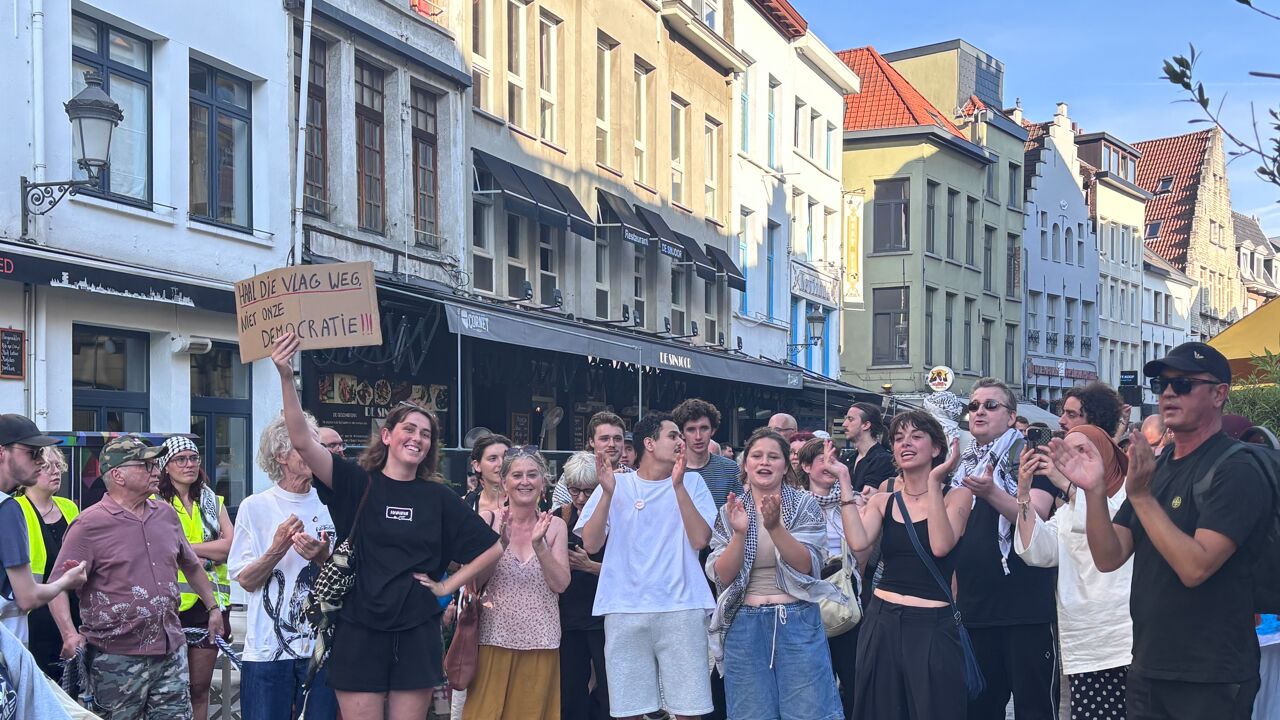 Tien arrestaties bij protest tegen Israëlische vlag aan stadhuis van ...