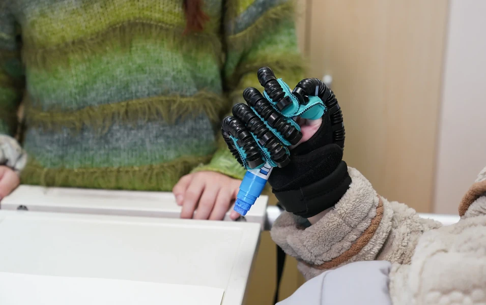 Trial shows hand exoskeleton boosts grip; doctor adapts gaming mouse