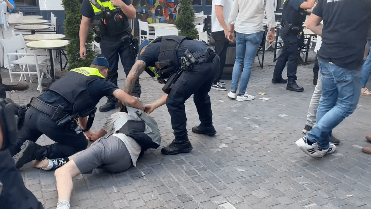 Tien arrestaties bij protest tegen Israëlische vlag aan stadhuis van ...