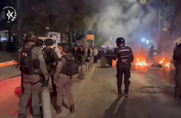Beit Shemesh protesters block roads, damage property, as police seek to ...
