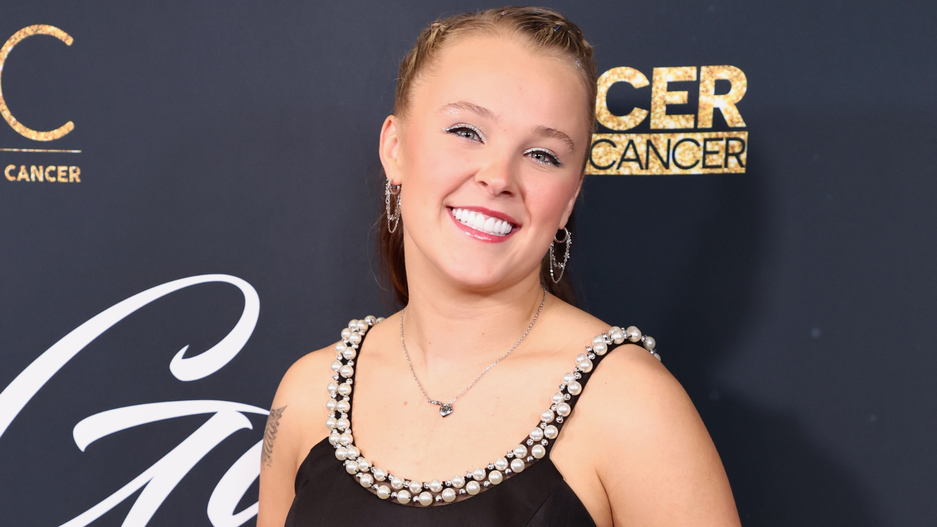 People Zoomed In on One Item From JoJo Siwa’s Viral Cruise Merch ...